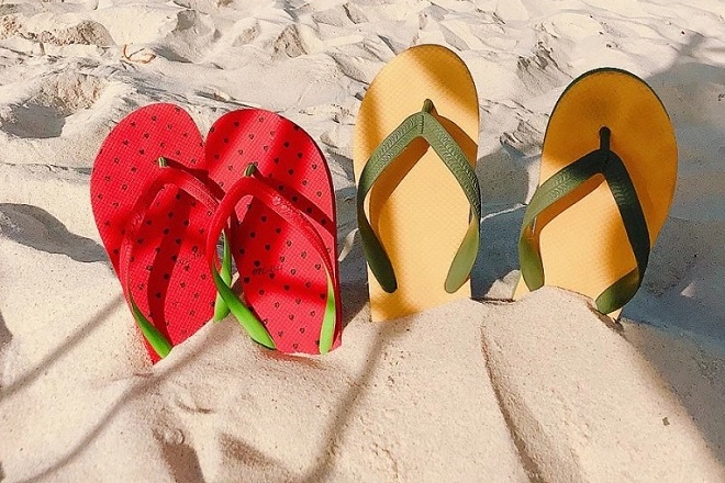 Top 15 dép đi biển đẹp, dễ phối đồ nhất hiện nay